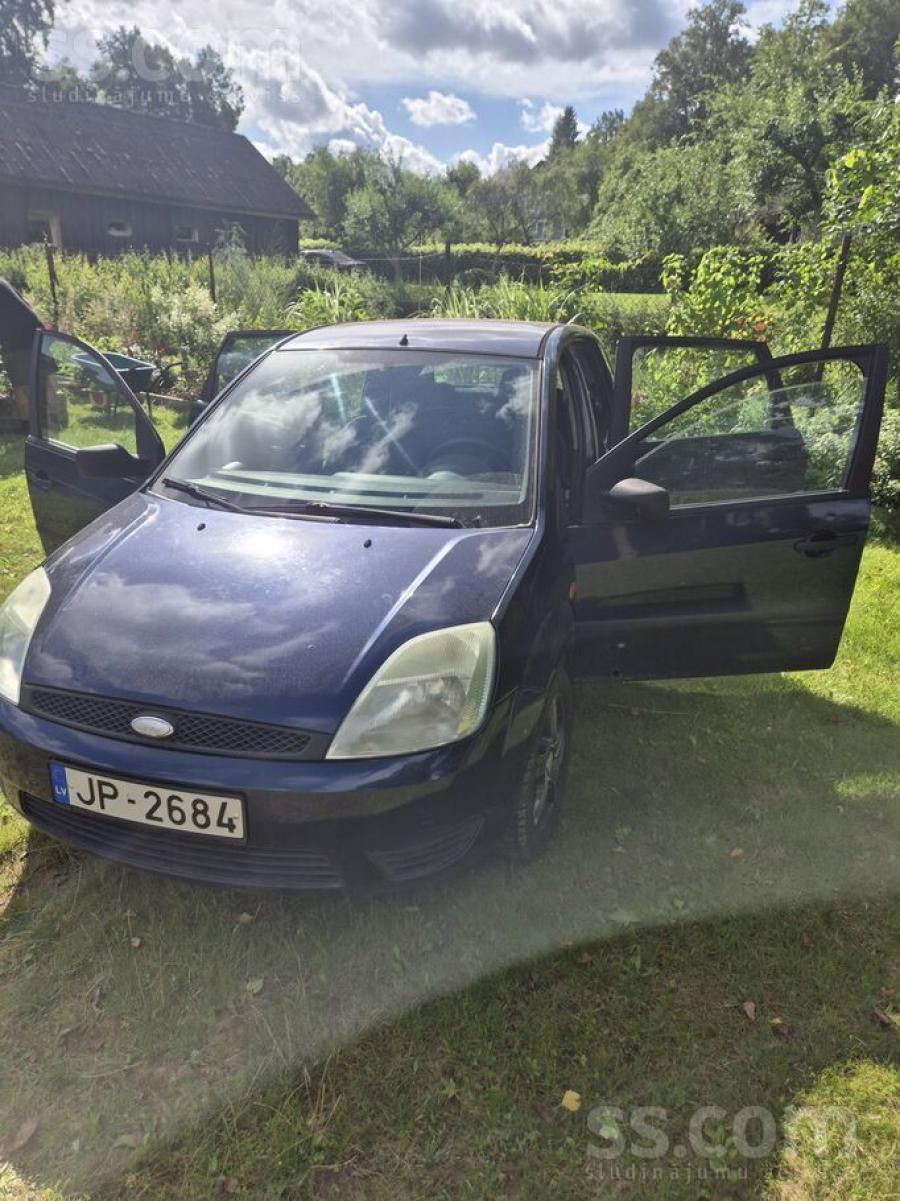 Zils Ford Fiesta 2004 Cēsis, ar dzinēja tilpumu 1.40 L un nobraukumu 170 tūkst. km par 1600 €, foto 4 vietnē AUTOMOTO.COM.LV