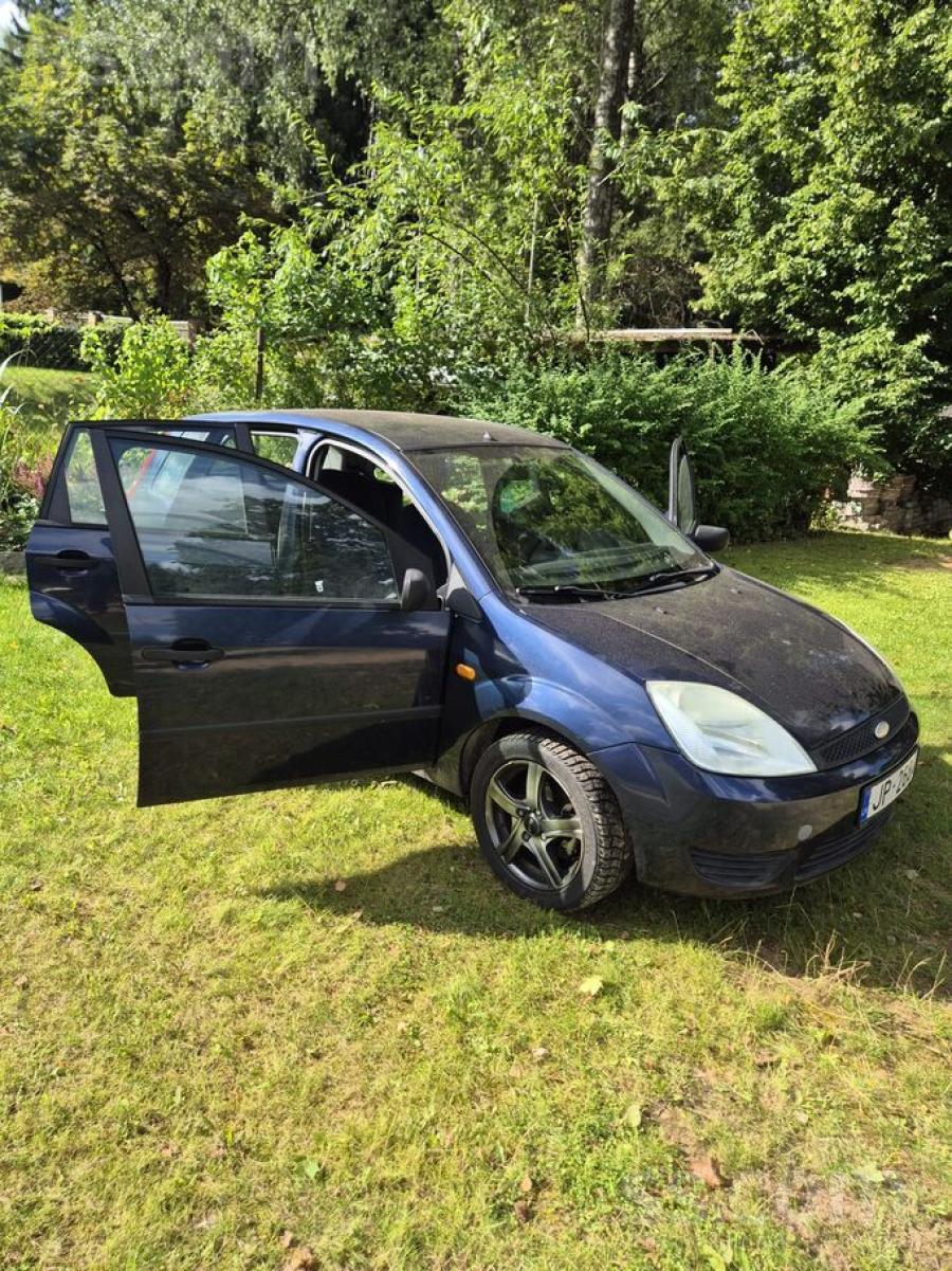 Zils Ford Fiesta 2004 Cēsis, ar dzinēja tilpumu 1.40 L un nobraukumu 170 tūkst. km par 1600 €, foto 5 vietnē AUTOMOTO.COM.LV