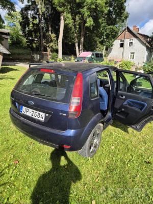 Zils Ford Fiesta 2004 Cēsis, ar dzinēja tilpumu 1.40 L un nobraukumu 170 tūkst. km par 1600 €, foto 6 vietnē AUTOMOTO.COM.LV