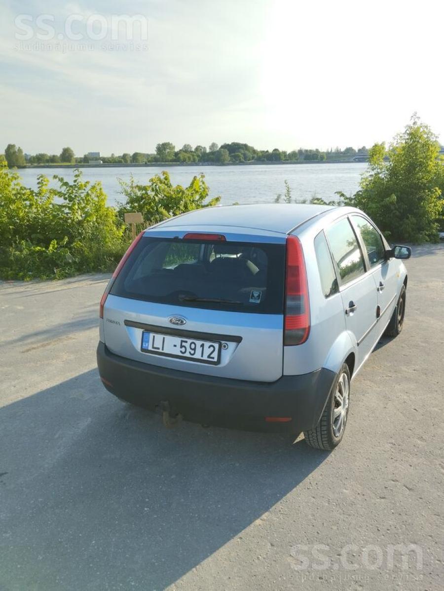 Zils Ford Fiesta 2005 Rīga, ar dzinēja tilpumu 1.40 L un nobraukumu 276 tūkst. km par 3490 €, foto 4 vietnē AUTOMOTO.COM.LV
