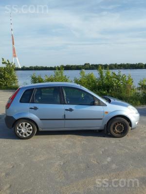 Zils Ford Fiesta 2005 Rīga, ar dzinēja tilpumu 1.40 L un nobraukumu 276 tūkst. km par 3490 €, foto 6 vietnē AUTOMOTO.COM.LV