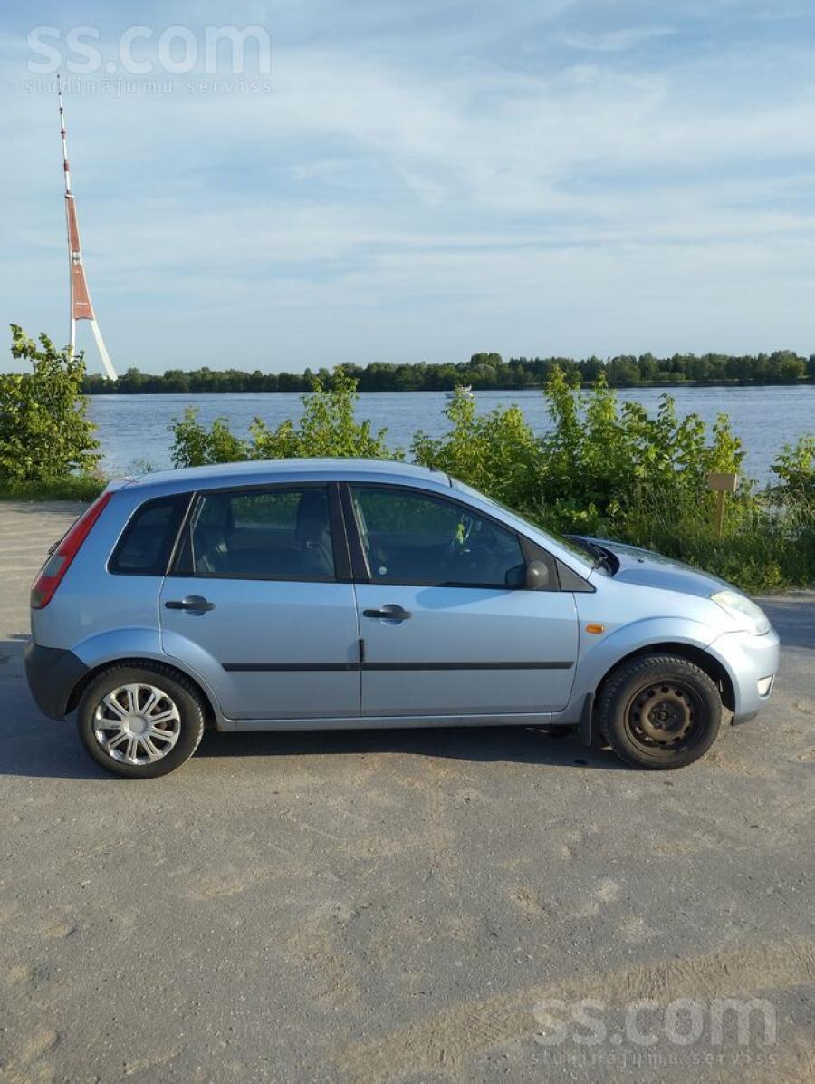 Zils Ford Fiesta 2005 Rīga, ar dzinēja tilpumu 1.40 L un nobraukumu 276 tūkst. km par 3490 €, foto 6 vietnē AUTOMOTO.COM.LV