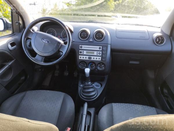 Zils Ford Fiesta 2005 Rīga, ar dzinēja tilpumu 1.40 L un nobraukumu 276 tūkst. km par 3490 €, foto 7 vietnē AUTOMOTO.COM.LV