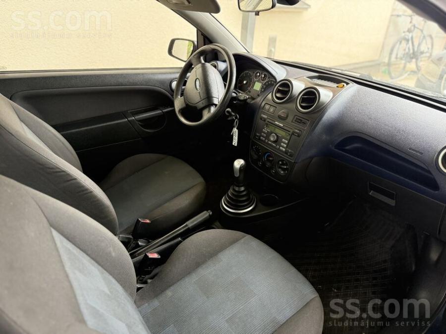 Zils Ford Fiesta 2006 Kuldīga, ar dzinēja tilpumu 1.40 L un nobraukumu 287 tūkst. km par 1000 €, foto 7 vietnē AUTOMOTO.COM.LV