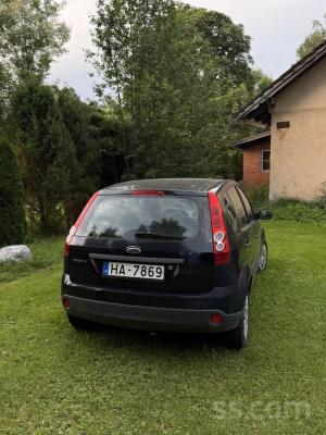 Zils Ford Fiesta 2006 Cēsis, ar dzinēja tilpumu 1.30 L un nobraukumu 123 tūkst. km par 1200 €, foto 4 vietnē AUTOMOTO.COM.LV