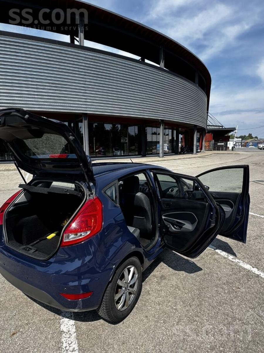 Zils Ford Fiesta 2009 Rīga, ar dzinēja tilpumu 1.40 L un nobraukumu 178 tūkst. km par 2200 €, foto 5 vietnē AUTOMOTO.COM.LV