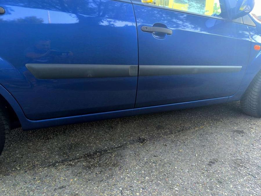 Blue Ford Fiesta 2009 in Jonava, with an engine capacity of 1.39 L and mileage of 180 thousand km for 1700 €, photo 9 on AUTOMOTO.COM.LV