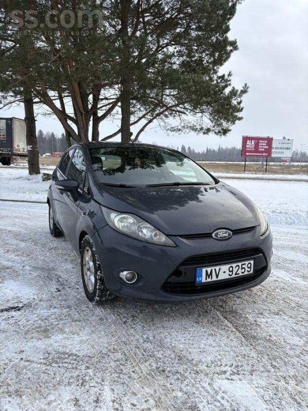 Zils Ford Fiesta 2011 Cēsis, ar dzinēja tilpumu 1.60 L un nobraukumu 323 tūkst. km par 2850 €, foto 2 vietnē AUTOMOTO.COM.LV