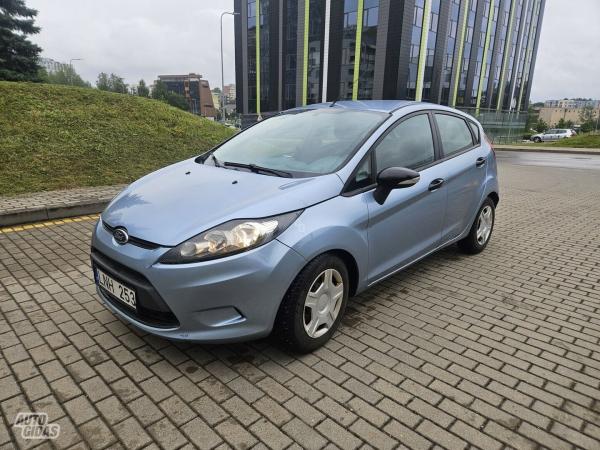 Zils Ford Fiesta 2011 Viļņa, ar dzinēja tilpumu 1.60 L un nobraukumu 240 tūkst. km par 1330 €, foto 2 vietnē AUTOMOTO.COM.LV