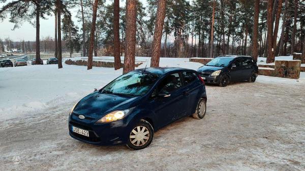 Blue Ford Fiesta 2012 in Vilnius, with an engine capacity of 1.40 L and mileage of 319 thousand km for 900 €, photo 1 on AUTOMOTO.COM.LV