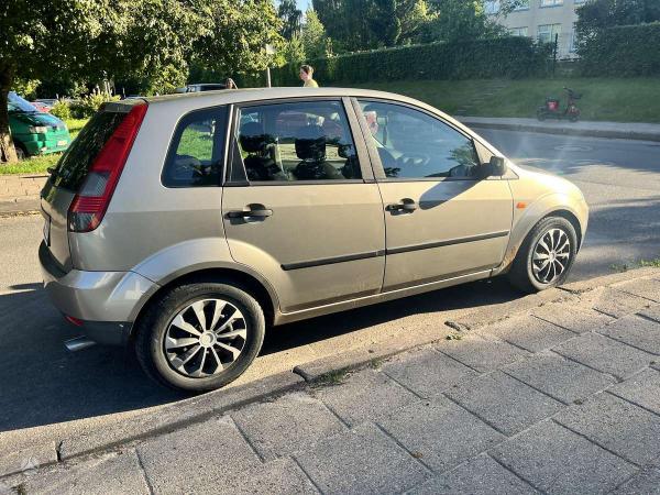 Brūns Ford Fiesta 2004 Viļņa, ar dzinēja tilpumu 1.30 L un nobraukumu 226 tūkst. km par 900 €, foto 3 vietnē AUTOMOTO.COM.LV