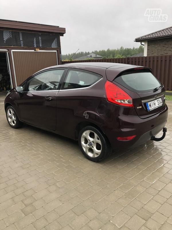 Brūns Ford Fiesta 2009 Viļņa, ar dzinēja tilpumu 1.60 L un nobraukumu 255 tūkst. km par 2390 €, foto 5 vietnē AUTOMOTO.COM.LV