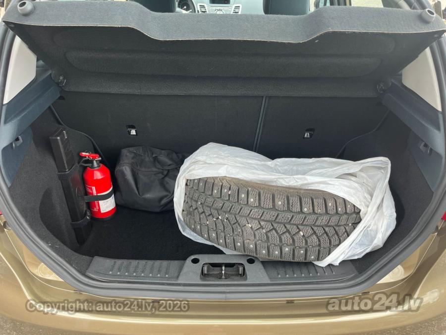 Brūns Ford Fiesta 2012 Kuresāre, ar dzinēja tilpumu 1.40 L un nobraukumu 112 tūkst. km par 5990 €, foto 17 vietnē AUTOMOTO.COM.LV