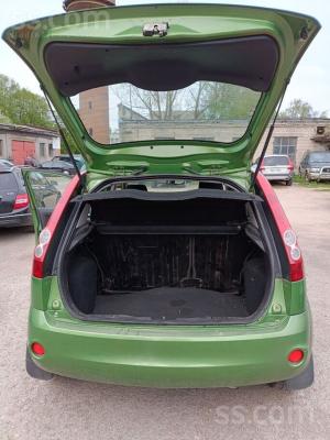 Green Ford Fiesta 2006 in Riga, with an engine capacity of 1.30 L and mileage of 289 thousand km for 1500 €, photo 5 on AUTOMOTO.COM.LV