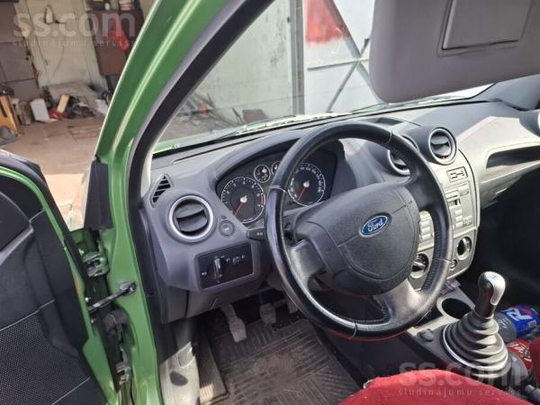 Ford Fiesta 2006 Rīga vietnē Zaļš Ford Fiesta 2006 Rīga, ar dzinēja tilpumu 1.30 L un nobraukumu 289 tūkst. km par 1500 €, foto 10 vietnē AUTOMOTO.COM.LV