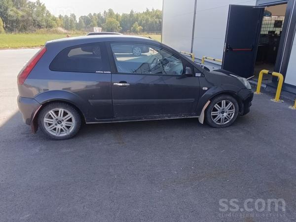 Pelēks Ford Fiesta 2006 Tukums, ar dzinēja tilpumu 1.60 L un nobraukumu 350 tūkst. km par 500 €, foto 1 vietnē AUTOMOTO.COM.LV