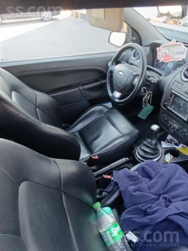 Pelēks Ford Fiesta 2006 Tukums, ar dzinēja tilpumu 1.60 L un nobraukumu 350 tūkst. km par 500 €, foto 3 vietnē AUTOMOTO.COM.LV