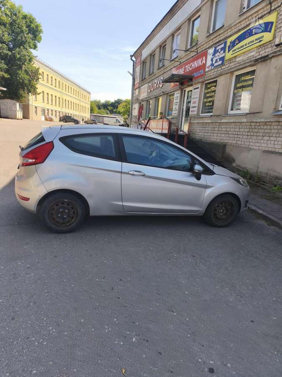 Pelēks Ford Fiesta 2009 Viļņa, ar dzinēja tilpumu 1.50 L un nobraukumu 61 tūkst. km par 1950 €, foto 4 vietnē AUTOMOTO.COM.LV