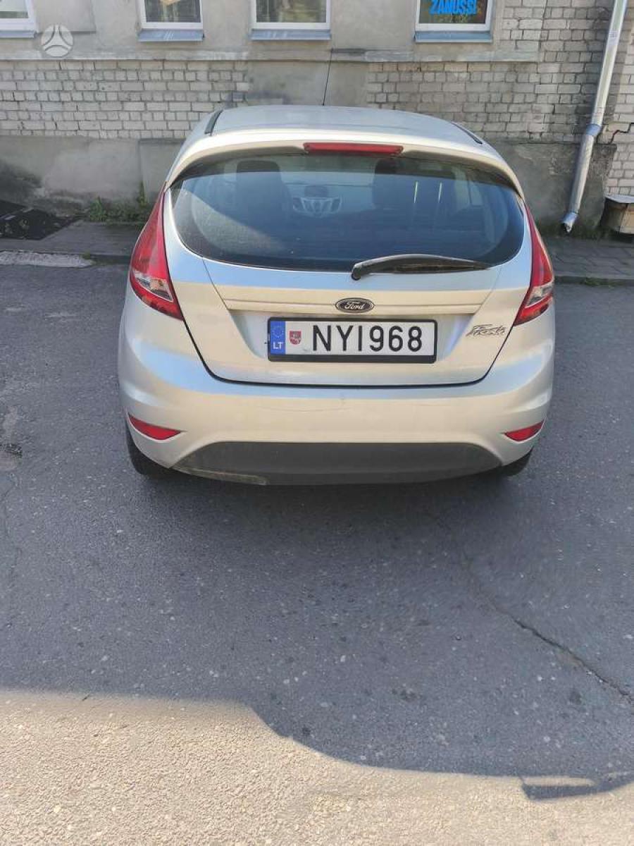 Pelēks Ford Fiesta 2009 Viļņa, ar dzinēja tilpumu 1.50 L un nobraukumu 61 tūkst. km par 1950 €, foto 5 vietnē AUTOMOTO.COM.LV