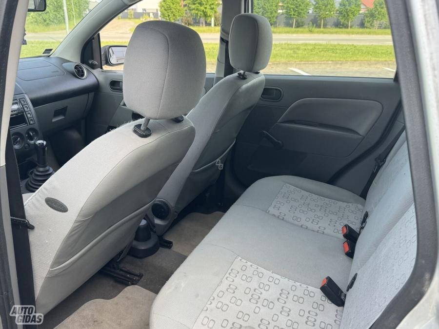 Pelēks Ford Fiesta 2002 Panevēža, ar dzinēja tilpumu 1.40 L un nobraukumu 307 tūkst. km par 640 €, foto 13 vietnē AUTOMOTO.COM.LV