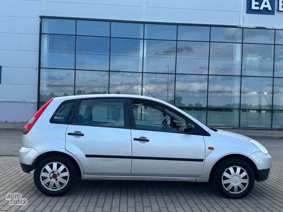 Grey Ford Fiesta 2002 in Panevezys, with an engine capacity of 1.40 L and mileage of 306 thousand km for 555 €, photo 6 on AUTOMOTO.COM.LV
