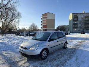 Pelēks Ford Fiesta 2002 Ventspils, ar dzinēja tilpumu 1.40 L un nobraukumu 324 tūkst. km par 990 €, foto  vietnē AUTOMOTO.COM.LV
