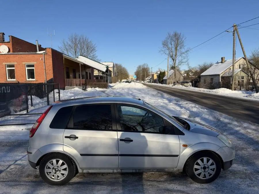 Pelēks Ford Fiesta 2002 Ventspils, ar dzinēja tilpumu 1.40 L un nobraukumu 324 tūkst. km par 990 €, foto 8 vietnē AUTOMOTO.COM.LV