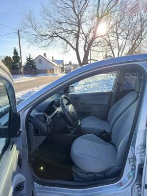 Pelēks Ford Fiesta 2002 Ventspils, ar dzinēja tilpumu 1.40 L un nobraukumu 324 tūkst. km par 990 €, foto 9 vietnē AUTOMOTO.COM.LV