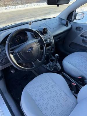 Pelēks Ford Fiesta 2002 Ventspils, ar dzinēja tilpumu 1.40 L un nobraukumu 324 tūkst. km par 990 €, foto 10 vietnē AUTOMOTO.COM.LV