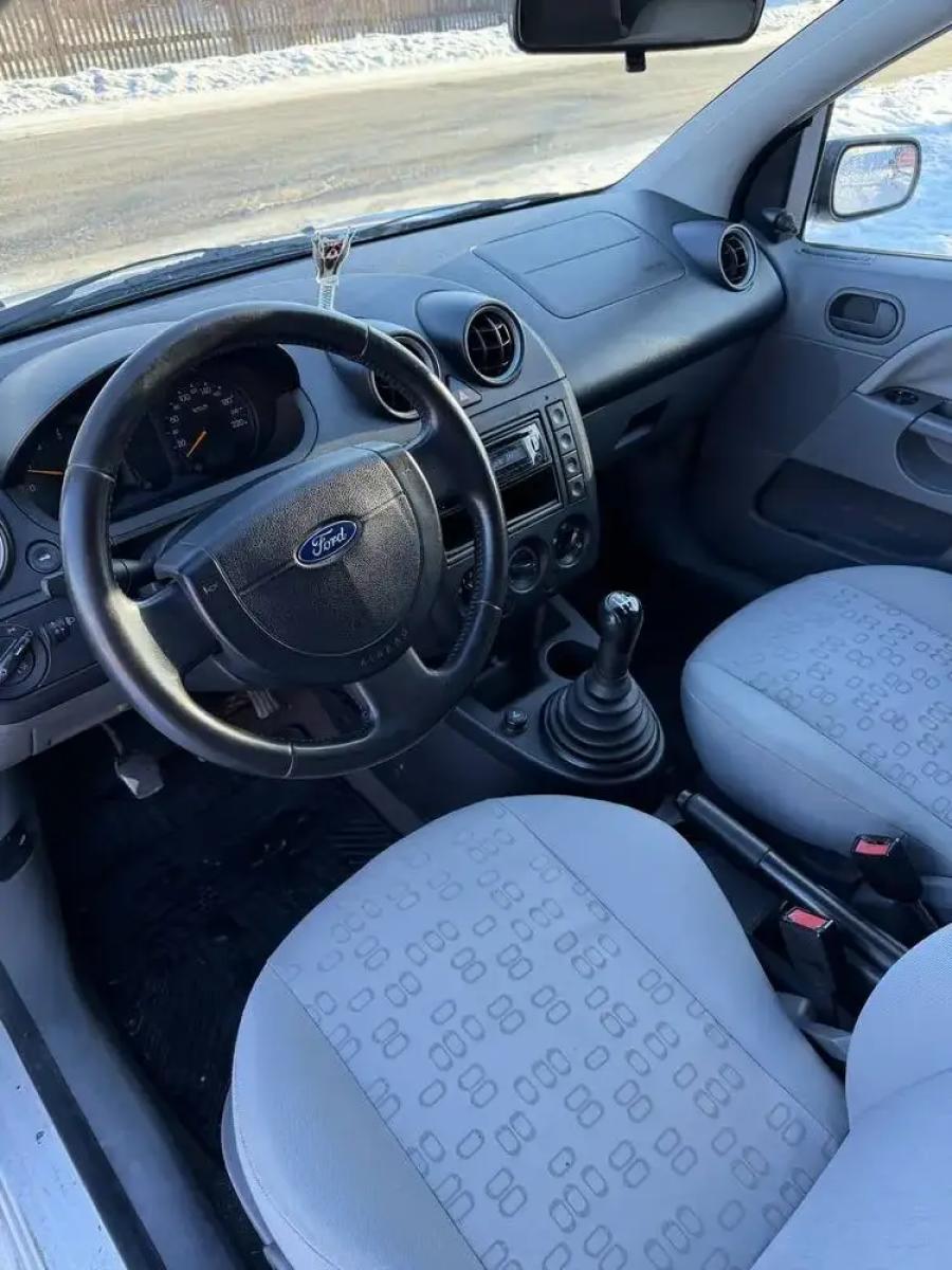 Pelēks Ford Fiesta 2002 Ventspils, ar dzinēja tilpumu 1.40 L un nobraukumu 324 tūkst. km par 990 €, foto 10 vietnē AUTOMOTO.COM.LV