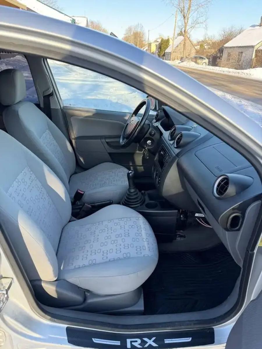 Pelēks Ford Fiesta 2002 Ventspils, ar dzinēja tilpumu 1.40 L un nobraukumu 324 tūkst. km par 990 €, foto 11 vietnē AUTOMOTO.COM.LV
