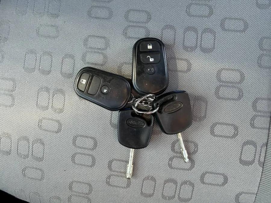 Pelēks Ford Fiesta 2002 Ventspils, ar dzinēja tilpumu 1.40 L un nobraukumu 324 tūkst. km par 990 €, foto 18 vietnē AUTOMOTO.COM.LV