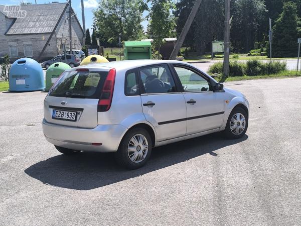 Pelēks Ford Fiesta 2003 Gargždai, ar dzinēja tilpumu 1.40 L un nobraukumu 114 tūkst. km par 850 €, foto 3 vietnē AUTOMOTO.COM.LV