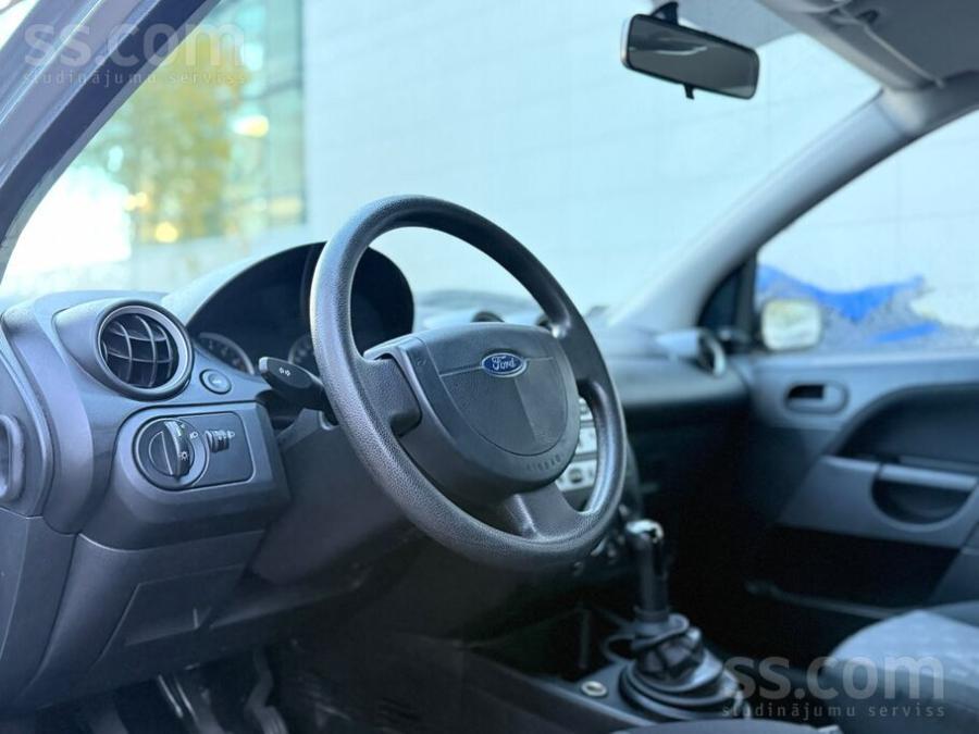 Pelēks Ford Fiesta 2003 Rīga, ar dzinēja tilpumu 1.40 L un nobraukumu 0 tūkst. km par 1700 €, foto 4 vietnē AUTOMOTO.COM.LV