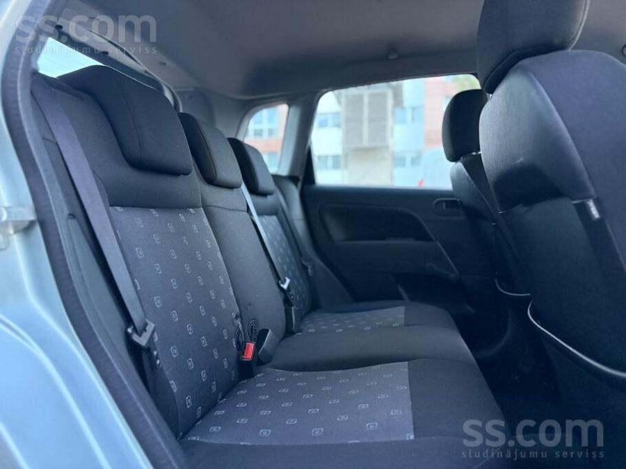 Pelēks Ford Fiesta 2003 Rīga, ar dzinēja tilpumu 1.40 L un nobraukumu 0 tūkst. km par 1700 €, foto 5 vietnē AUTOMOTO.COM.LV