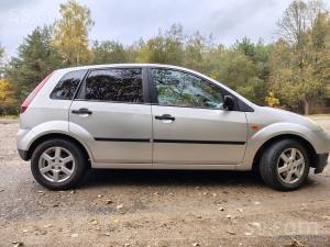 Grey Ford Fiesta 2004 in Kraslava, with an engine capacity of 1.40 L and mileage of 226 thousand km for 2350 €, photo 3 on AUTOMOTO.COM.LV