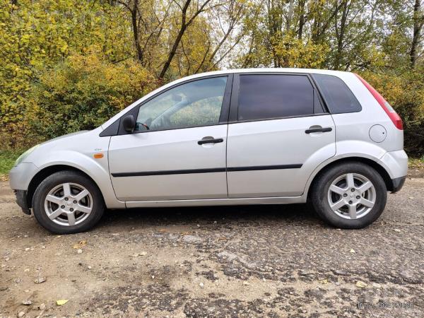 Grey Ford Fiesta 2004 in Kraslava, with an engine capacity of 1.40 L and mileage of 226 thousand km for 2350 €, photo 4 on AUTOMOTO.COM.LV