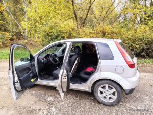 Grey Ford Fiesta 2004 in Kraslava, with an engine capacity of 1.40 L and mileage of 226 thousand km for 2350 €, photo 6 on AUTOMOTO.COM.LV