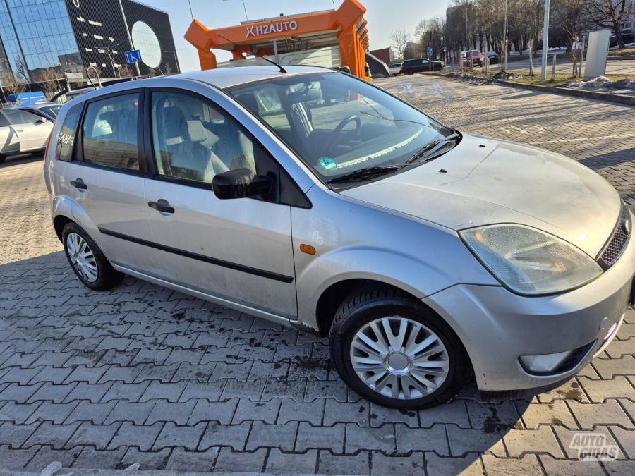 Grey Ford Fiesta 2004 in Vilnius, with an engine capacity of 1.30 L and mileage of 195 thousand km for 650 €, photo 1 on AUTOMOTO.COM.LV