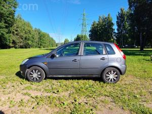Pelēks Ford Fiesta 2004 Rīga, ar dzinēja tilpumu 1.40 L un nobraukumu 296 tūkst. km par 1100 €, foto 3 vietnē AUTOMOTO.COM.LV