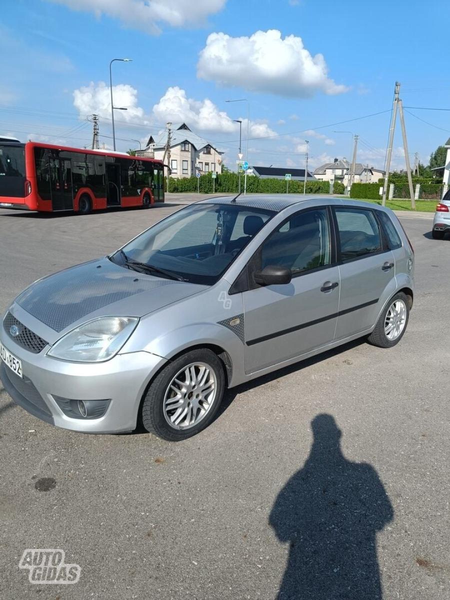 Pelēks Ford Fiesta 2004 Kauņa, ar dzinēja tilpumu 1.40 L un nobraukumu 256 tūkst. km par 1150 €, foto 1 vietnē AUTOMOTO.COM.LV