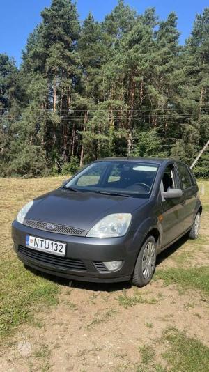 Pelēks Ford Fiesta 2004 Viļņa, ar dzinēja tilpumu 1.39 L un nobraukumu 220 tūkst. km par 550 €, foto  vietnē AUTOMOTO.COM.LV