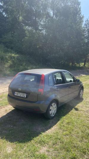 Pelēks Ford Fiesta 2004 Viļņa, ar dzinēja tilpumu 1.39 L un nobraukumu 220 tūkst. km par 550 €, foto 4 vietnē AUTOMOTO.COM.LV