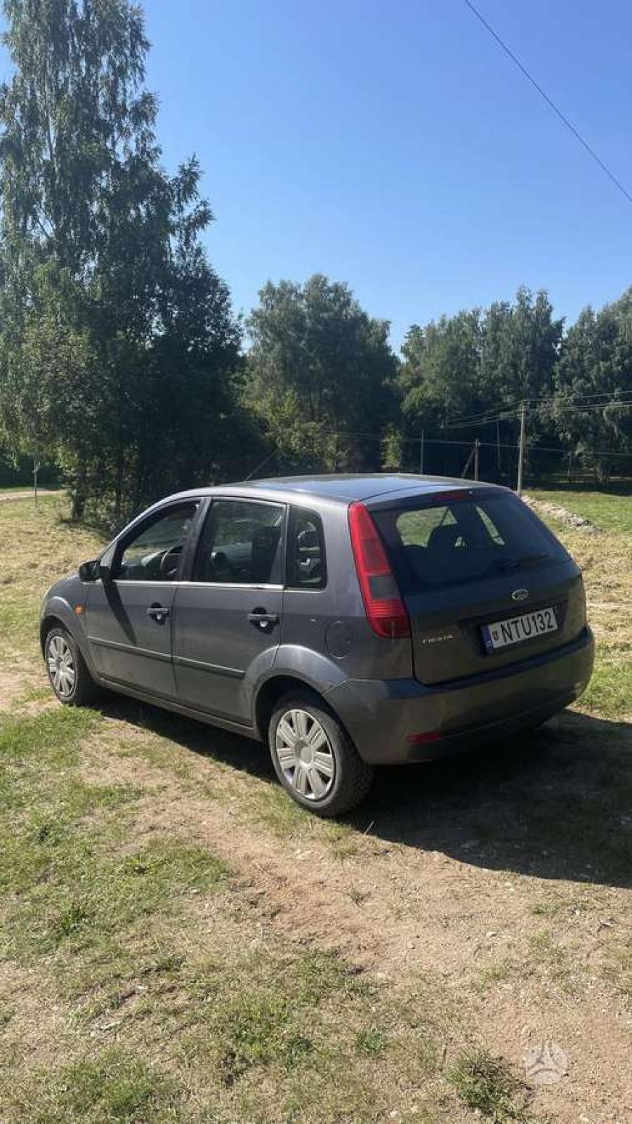 Pelēks Ford Fiesta 2004 Viļņa, ar dzinēja tilpumu 1.39 L un nobraukumu 220 tūkst. km par 550 €, foto 5 vietnē AUTOMOTO.COM.LV