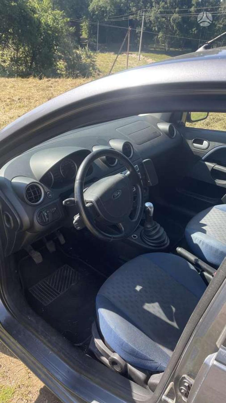 Pelēks Ford Fiesta 2004 Viļņa, ar dzinēja tilpumu 1.39 L un nobraukumu 220 tūkst. km par 550 €, foto 6 vietnē AUTOMOTO.COM.LV