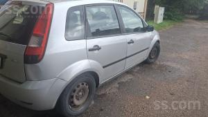 Pelēks Ford Fiesta 2004 Liepāja, ar dzinēja tilpumu 1.40 L un nobraukumu 327 tūkst. km par 600 €, foto 3 vietnē AUTOMOTO.COM.LV