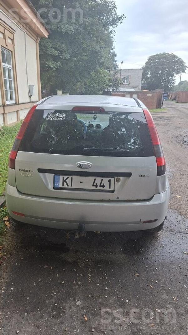Pelēks Ford Fiesta 2004 Liepāja, ar dzinēja tilpumu 1.40 L un nobraukumu 327 tūkst. km par 600 €, foto 4 vietnē AUTOMOTO.COM.LV