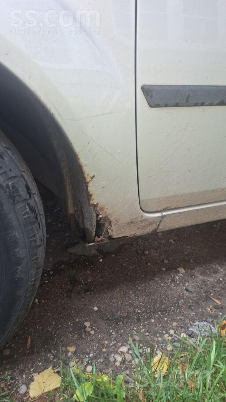 Pelēks Ford Fiesta 2004 Liepāja, ar dzinēja tilpumu 1.40 L un nobraukumu 327 tūkst. km par 600 €, foto 5 vietnē AUTOMOTO.COM.LV