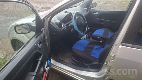 Pelēks Ford Fiesta 2004 Liepāja, ar dzinēja tilpumu 1.40 L un nobraukumu 327 tūkst. km par 600 €, foto 6 vietnē AUTOMOTO.COM.LV