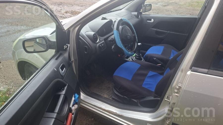 Pelēks Ford Fiesta 2004 Liepāja, ar dzinēja tilpumu 1.40 L un nobraukumu 327 tūkst. km par 600 €, foto 6 vietnē AUTOMOTO.COM.LV